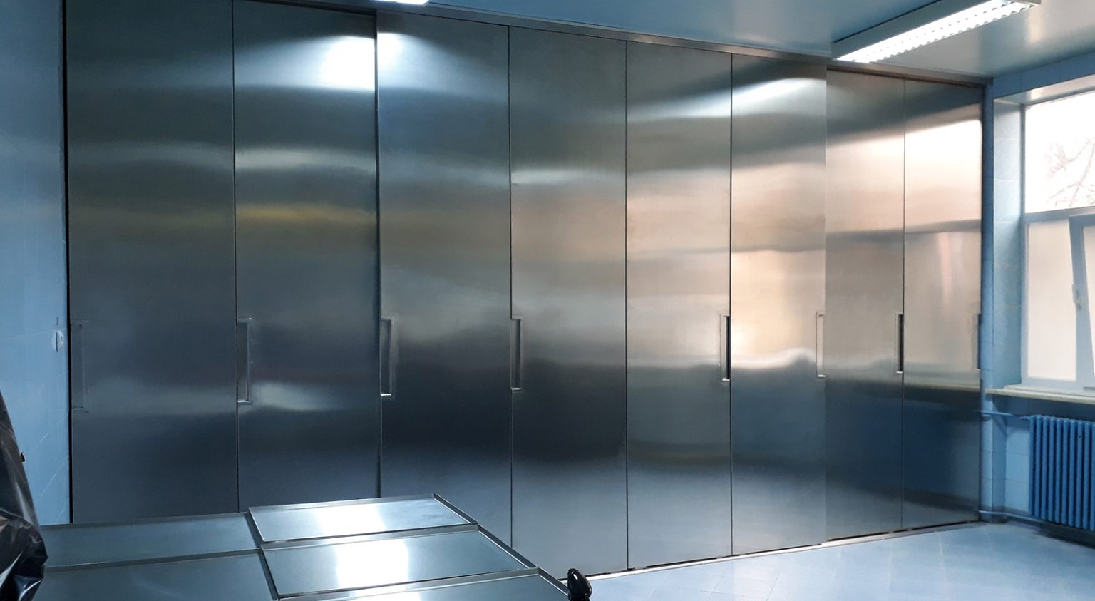 Realizations - Trezero4: Stainless steel furniture for cleanrooms